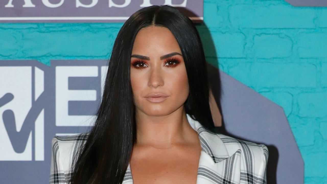 Demi Lovato Sports Some Serious Cleavage In Sexy Mtv Emas Outfit Pics