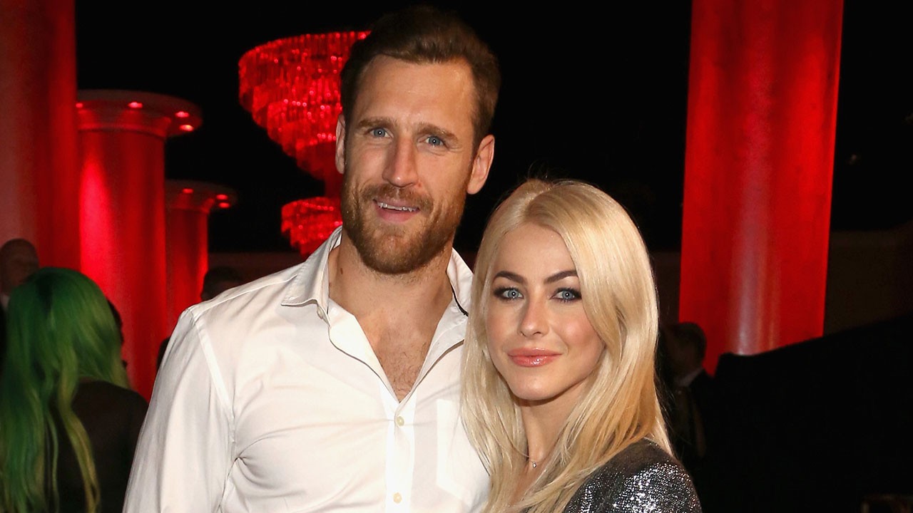 Julianne Hough And Husband Brooks Laich Pack On The Pda In Paris See